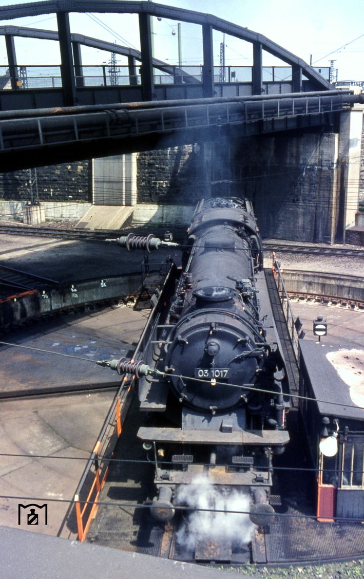 Markers to center locomotives on turntable bridges - Railways of Germany
