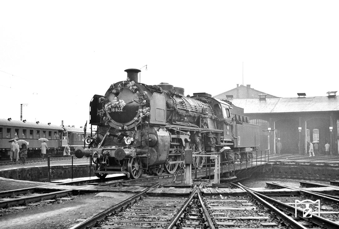 Markers to center locomotives on turntable bridges - Railways of Germany